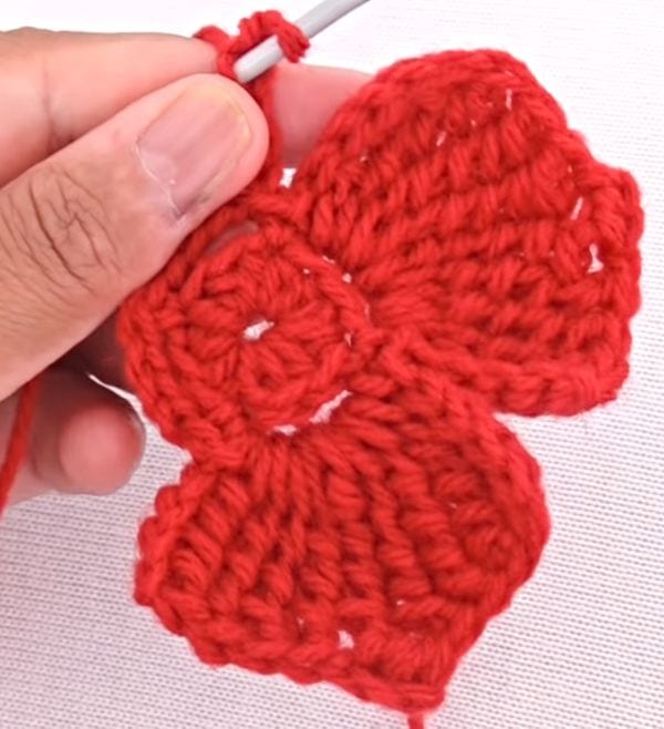 Fabulous Roses in 3D Free Crochet Pattern and Video Tutorial